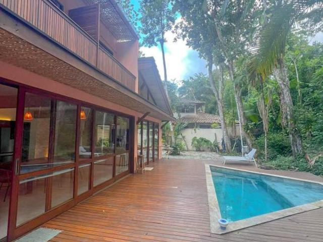 Casa exclusiva a apenas 350 metros da praia, no coração do condomínio
