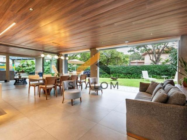 Casa Exclusiva à Venda em Pinheiros
