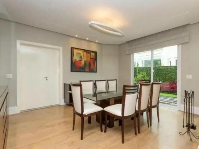 Casa Exclusiva com 4 Suítes e Espaços Generosos