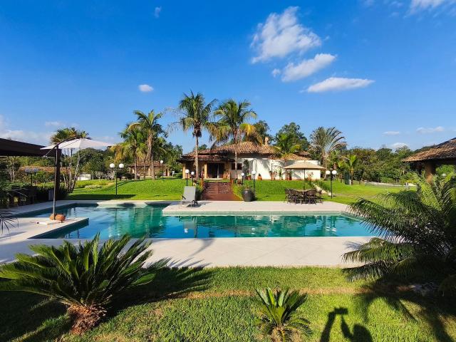Casa exclusiva com 9 Suítes e piscina aquec LT0092