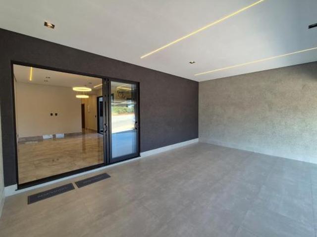 Casa Exclusiva com Design Sofisticado e Fino Acabamentos em Localização Privilegiada