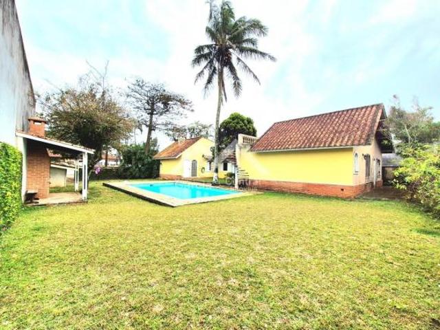 Casa exclusiva com Jardim Amplo, Piscina e Área de Lazer Completa e