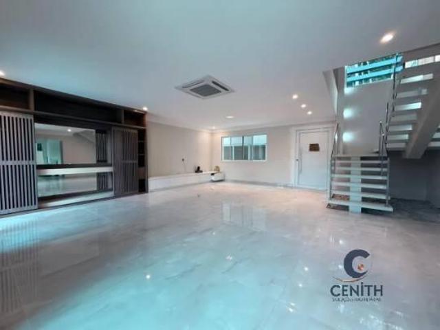 Casa Exclusiva em Condomínio na Melhor Localização da Granja Viana!