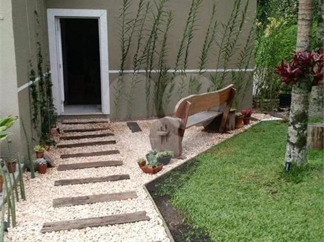 Casa Exclusiva Face Norte com 4 Suítes, Amplo Jardim e Excelente Potencial de Valorização