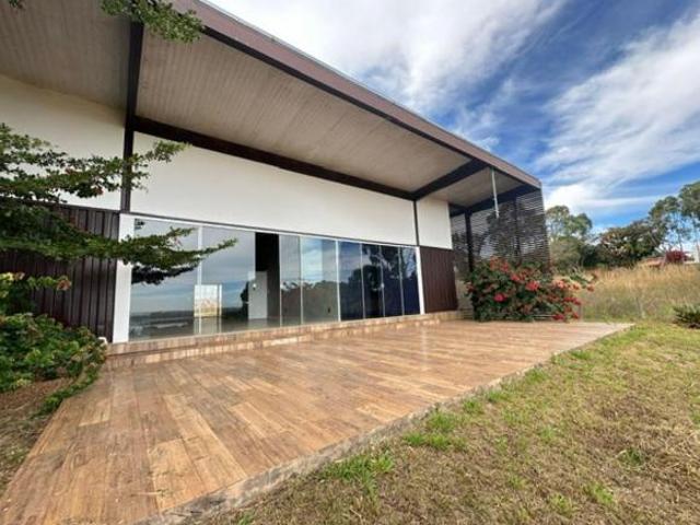 Casa Exclusiva na QI 28 | Vista Permanente para o Lago em Terreno de 10.800m²