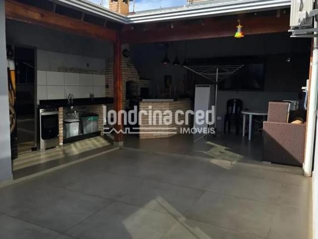 Casa exclusiva na região leste de Londrina com 3 quartos, suíte, mezanino, ampla área gourmet, 190 m