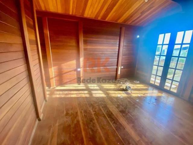 Casa Exclusiva no Fazenda da Serra: Madeira, Vista Panorâmica e Lazer com Jacuzzi em Condomínio de A