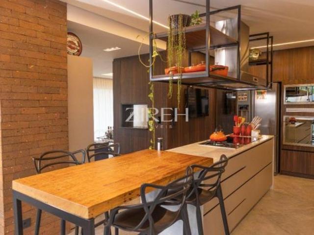 Casa Exclusiva no Pilarzinho | 440 m², 4 Quartos, Piscina Aquecida e Condomínio com Segurança 24h