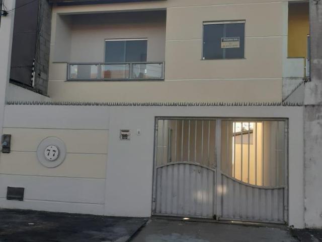Casa exclusiva para alugar no bairro Conceição em Feira de Santana com quintal e garagem