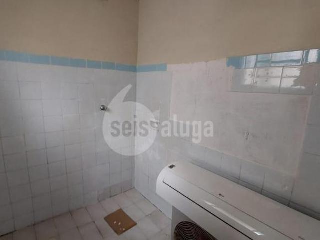 Casa e salão comercial à venda ponto estratégico para comércio. Próximo a Cai.