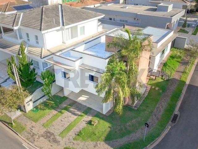 Casa elegante com 4 suítes, área gourmet e sala ampla — pronta para morar no Condomínio Portal do Je