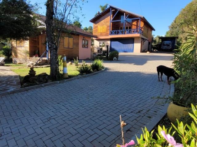 Casa Elegante com Espaço Gourmet e Horta em Gramado
