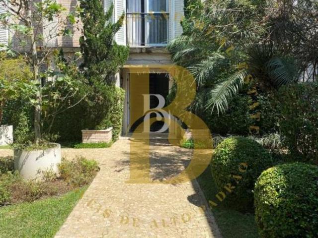 Casa elegante com jardim privativo em localização cobiçada