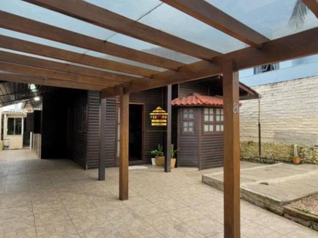Casa em madeira nobre !