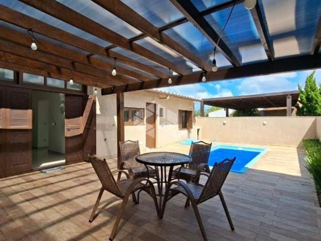 Casa em Mariápólis Atlântida Sul, 03 dormitórios, 02 suítes, piscina
