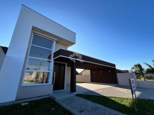 Casa em Mariluz, Imbé com 3 dormitórios sendo 1 suíte, lareira, churrasqueira e pergolado