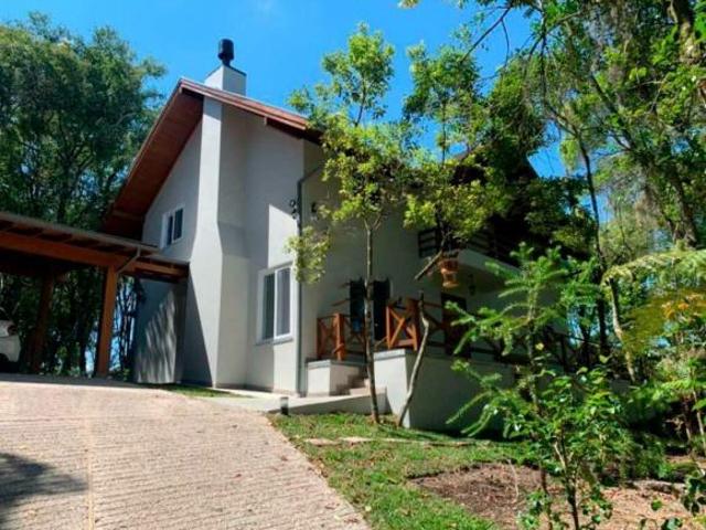 CASA EM MEIO A NATUREZA ABUNDANTE