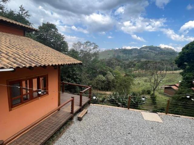CASA EM MEIO AO VERDE E VISTA DAS MONTANHAS, COM A SEGURANÇA DE UM CONDOMINIO NO CENTRO DA CIDADE