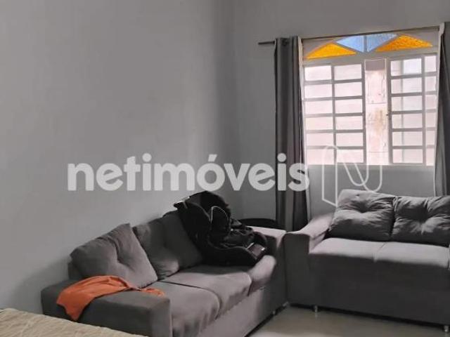 Casa em meio lote com 2 quartos, sendo um suíte. Duas vagas