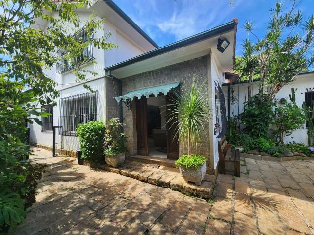 Casa em Mosela, Petrópolis/RJ de 209m² 5 quartos à venda por R$ 979.000,00