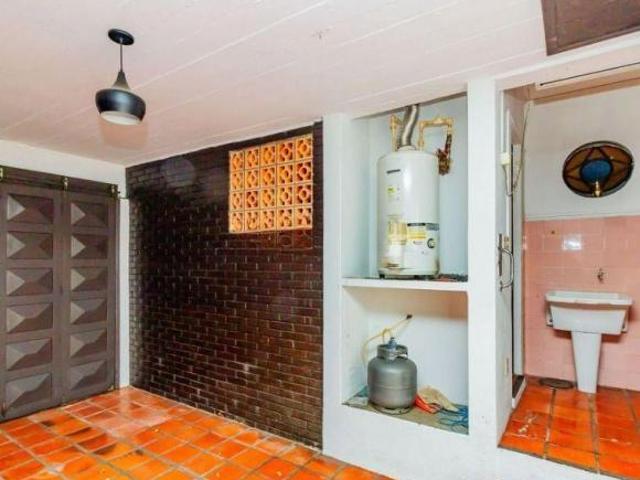 Casa em ótima localização, com 201m², Bairro Medianeira, Porto Alegre/RS