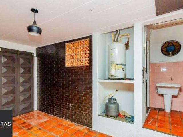 Casa em ótima localização, com 201m², Bairro Medianeira, Porto Alegre/RS