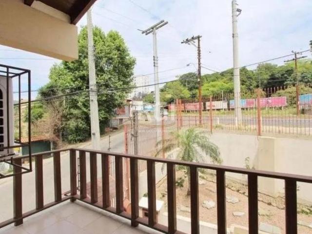 CASA EM ÓTIMA LOCALIZAÇÃO COM 4 DORMITÓRIOS E 3 VAGAS DE GARAGEM