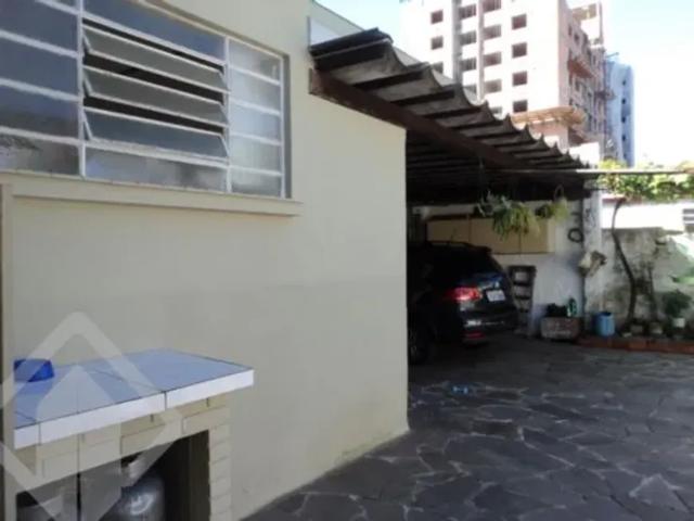 Casa em ótima localização, construção sólida em rua tranquila e arborizada, próximo à todos recursos