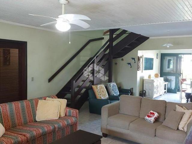 Casa em Atlantida de 5 Quartos, sendo 2 suites, a 2 quadras da beira do mar