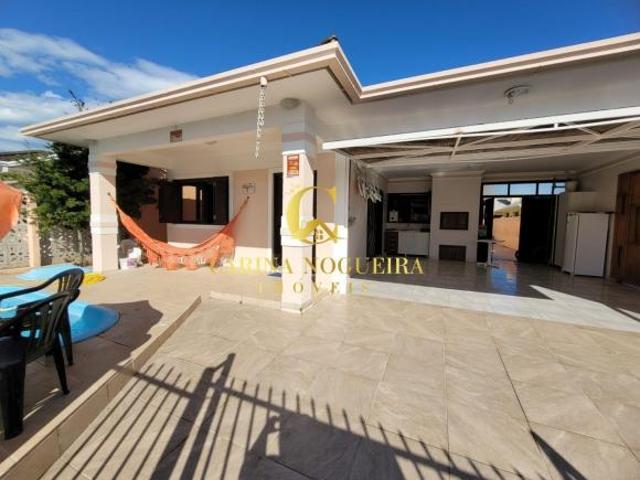 Casa em Atlântida Sul com Piscina e 2 quadras da Beira Mar
