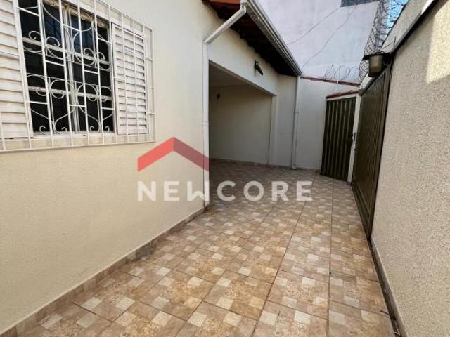 Casa em Avenida Godevino Alves da Rocha Jardim Patrícia Uberlândia/MG