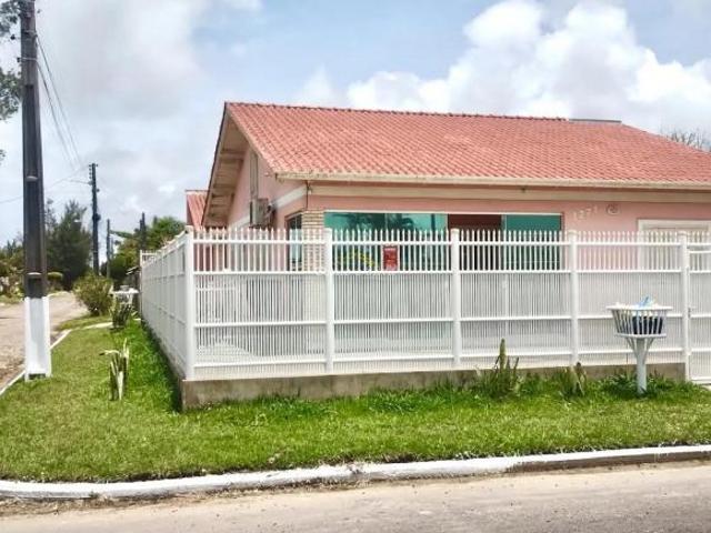 Casa em avenida na praia de Atlântida Sul