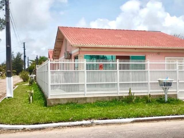 Casa em avenida na praia de Atlântida Sul