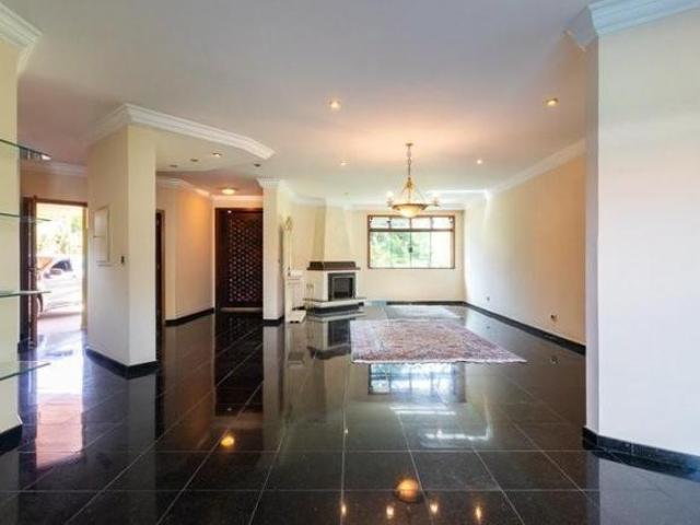 Casa em Alphaville 11 com Piscina e 3 Suítes