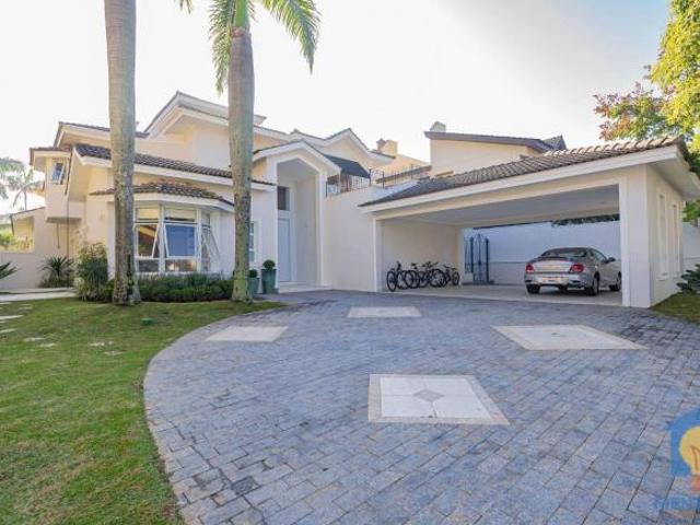 Casa em Alphaville 564m² Privativos, 4 Suítes, Piscina Aquecida, Spa, Energia Fotovoltaica, Alto P