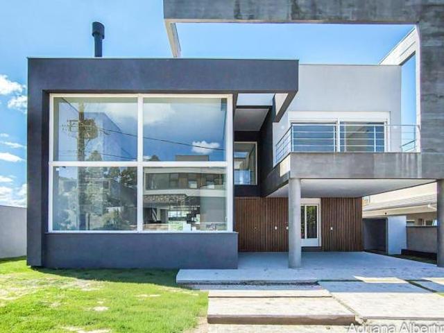 Casa em Alphaville com 3 suítes e pátio amplo