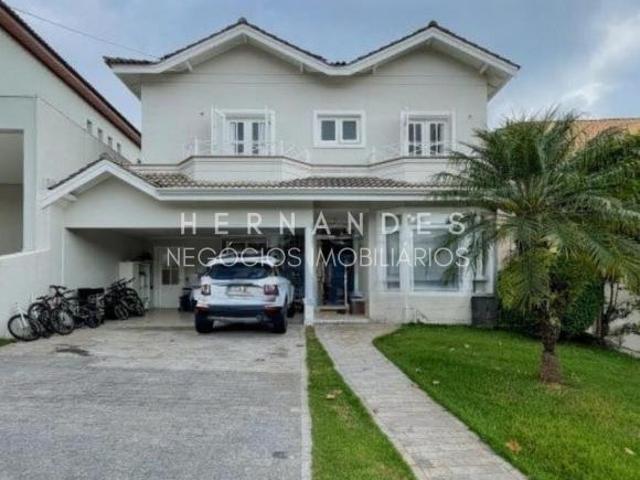 Casa em Alphaville, com 5 quartos, 2 suítes, 5 banheiros, 2 vagas de garagem
