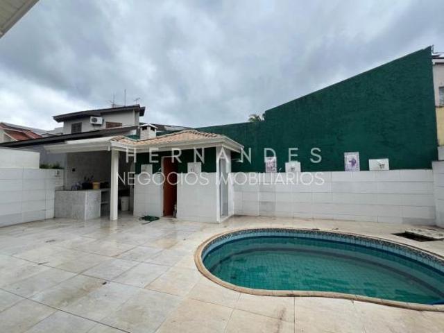 Casa em Alphaville, em condomínio para locação com 4 quartos, 2 suítes e 400m²