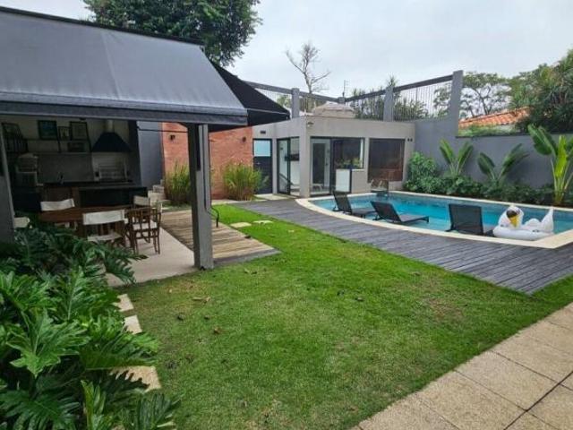 Casa em Alto de Pinheiros próximo a praça panamericana