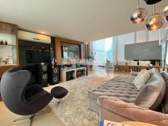 Casa em alto padrão em condomínio fechado com 476m2