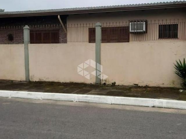 Casa em Alvorada com 3 dormitórios e 5 Vagas