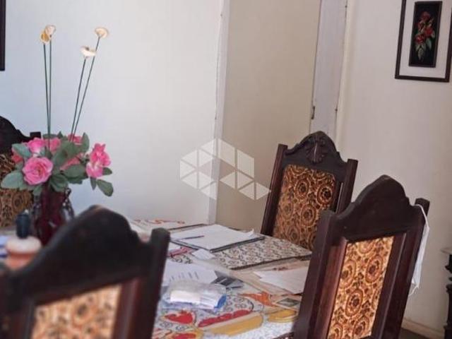 Casa em Alvenaria com 3 quartos e dois banheiros no Bairro Santa Tereza