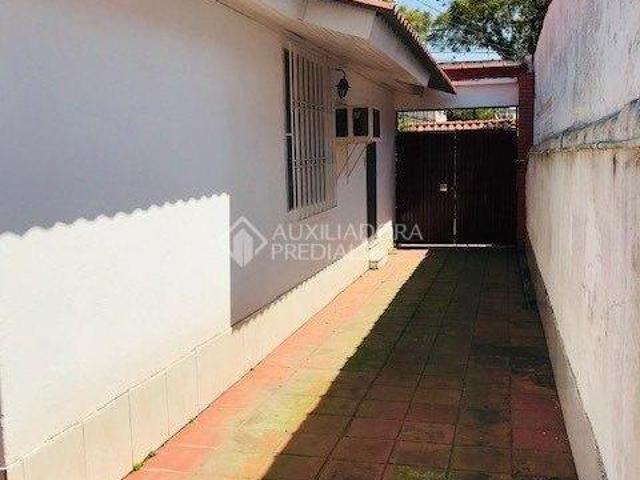 Casa em alvenaria no Sarandi com 147m², 3 dormitórios e 4 vagas de garagem