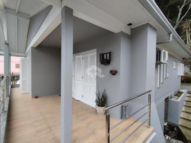Casa em amplo terreno com 3 dormitórios, sendo 1 suite e 2 vagas de garagem