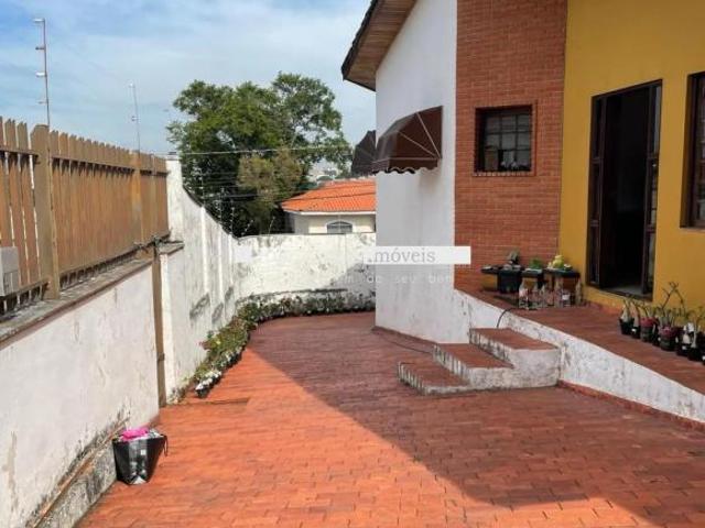 Casa em área comercial com 161m² de área útil