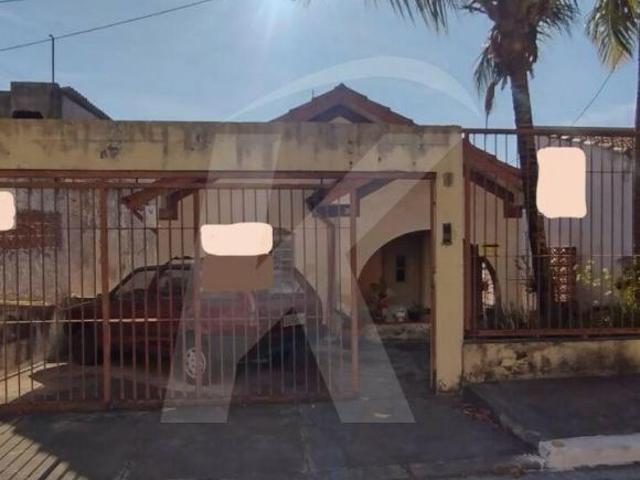 Casa em área de 200m2 com 3 dormitórios, 2 vagas, quintal próximo do metro Tucuruvi