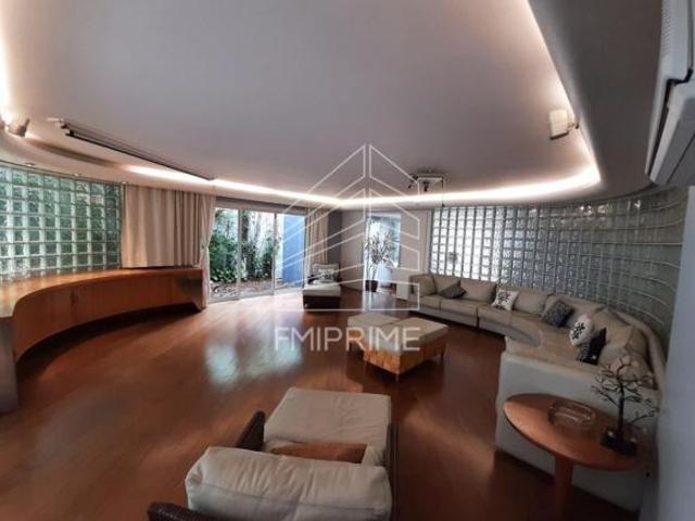 CASA EM ÁREA NOBRE DO PACAEMBU COM 690 m2, 5 SUITES e PISCINA.
