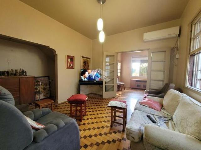 Casa em área total de 643,48 metros quadrados no bairro Menino Deus a venda, a metros do Mãe de Deus