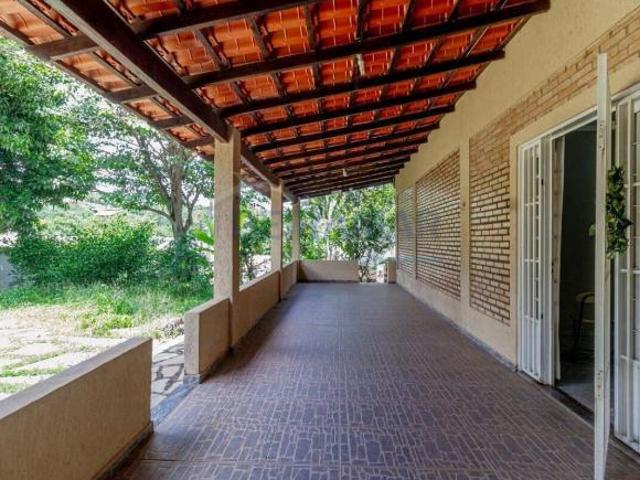 Casa em ARNIQUEIRAS, aconchegante com 4 Quartos, 3 Suítes, Closet, 3 Vagas de Garagem Cobertas à Ve
