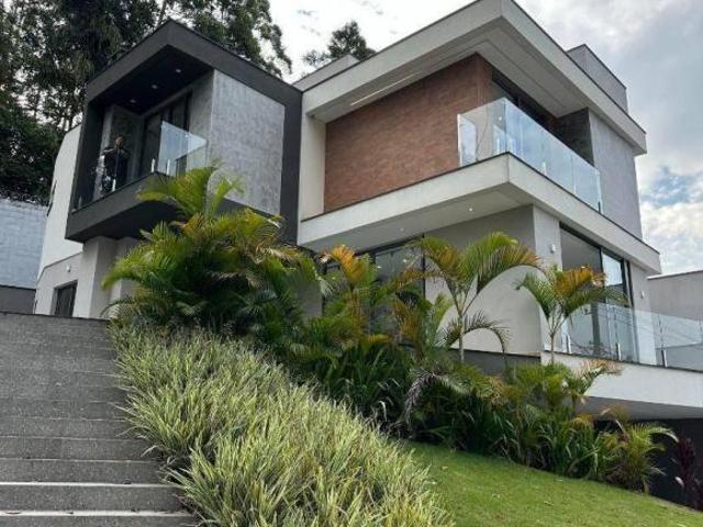 Casa em Arujá com 3 suítes, suíte master com hidro e piscina